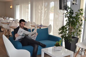 Área de estar no saguão