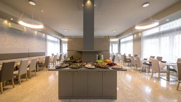 Café da manhã, almoço e jantar; culinária local