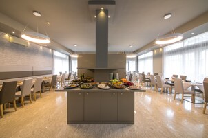 Pequenos-almoços, almoços, jantares servidos, cozinha local 