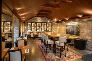 Este bar com adega tradicional 