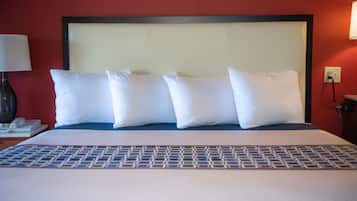Camas com colchões pillow-top, individualmente decorados, escrivaninha