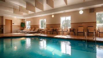 Piscina interna, funciona das 8h às 22h, espreguiçadeiras