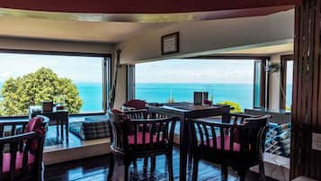 Vistas para o mar, serve café da manhã, almoço e jantar