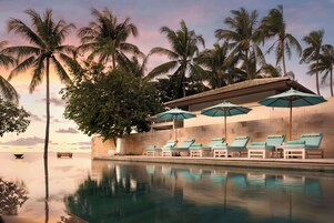 2 piscinas exteriores, toldos gratuitos, guarda-sóis 