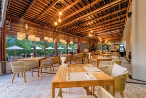 Pequenos-almoços servidos, cozinha tailandesa, com vista para o oceano 