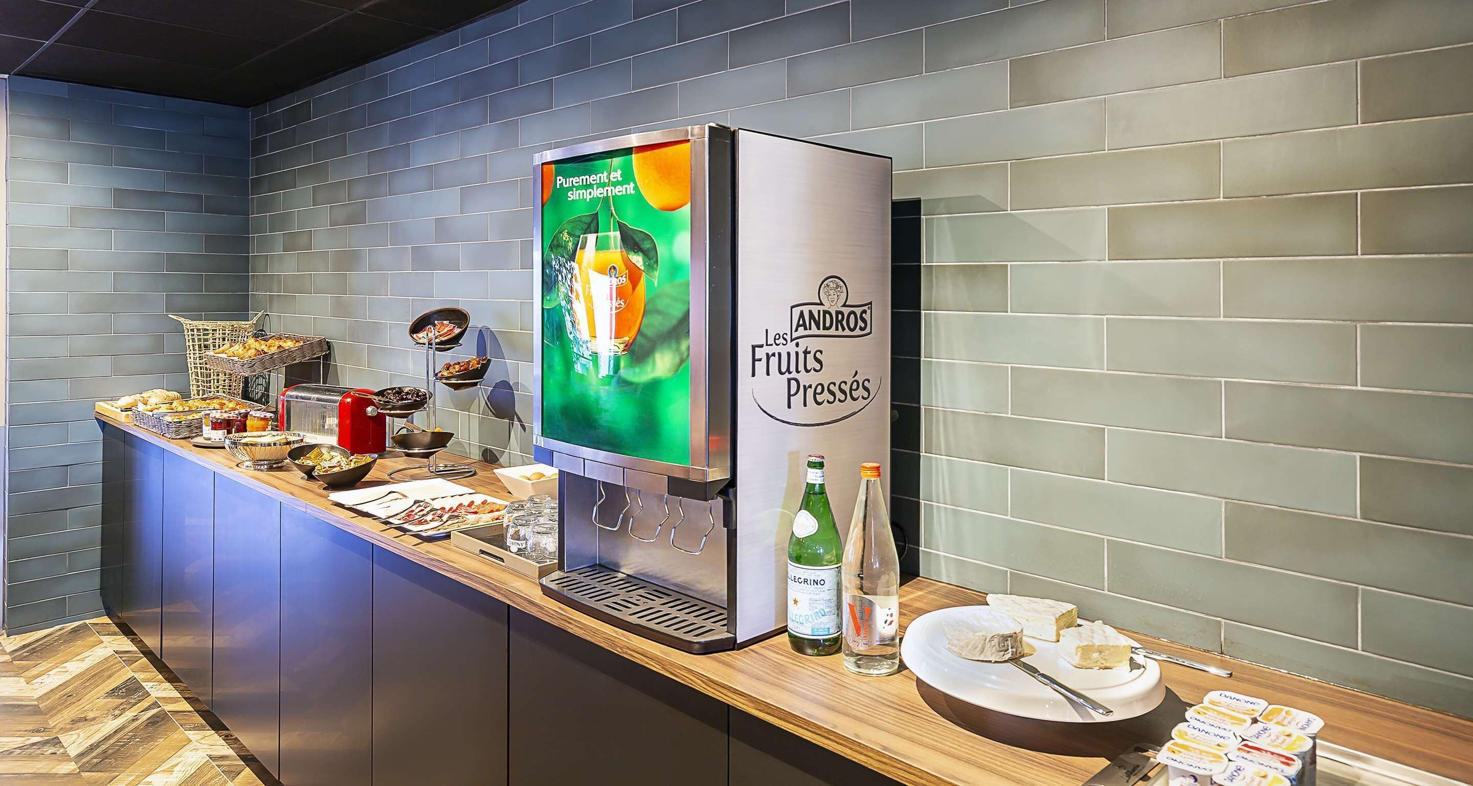 Pequeno-almoço tipo buffet diário (15 EUR por pessoa) 