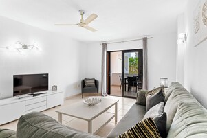 Apartamento superior, 1 quarto | Área de estar | TV de tela plana