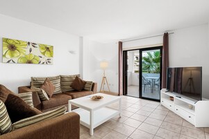 Apartamento standard, 1 quarto | Área de estar | TV de tela plana