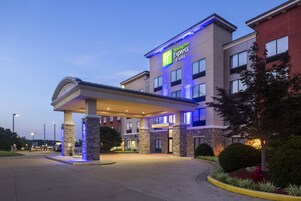 Edifício do Holiday Inn Express & Suites com um posto de gasolina na frente.