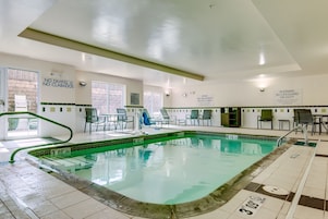 Piscina interior, espreguiçadeiras 