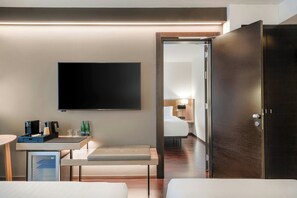 Minibar, cofre com capacidade para portátil, secretária 