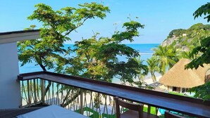 Varanda com vista para a praia e o oceano.