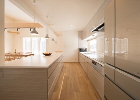 Chalé Premium, 3 quartos | Cozinha privada | Um frigorífico/congelador grande, um micro-ondas, uma placa de cozinha