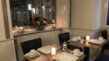 Pequeno-almoço tipo buffet diário (18 EUR por pessoa)