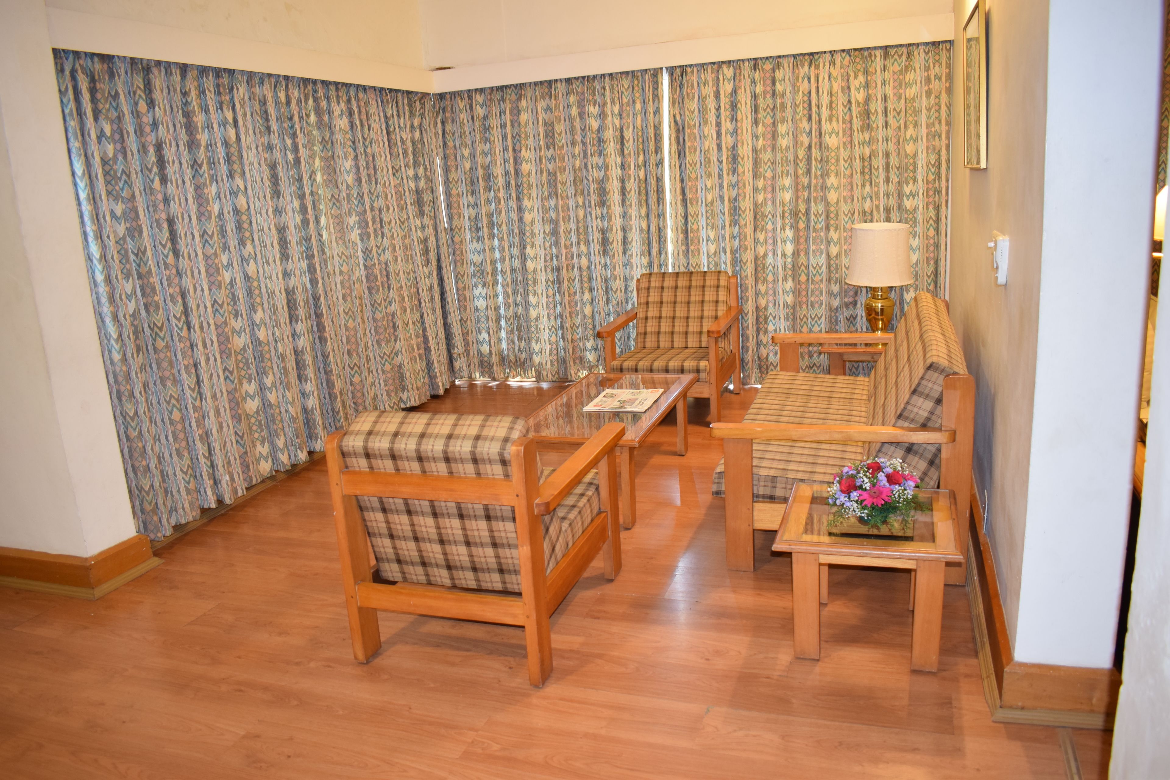 Suíte, 1 cama King | Área de estar | TV LCD