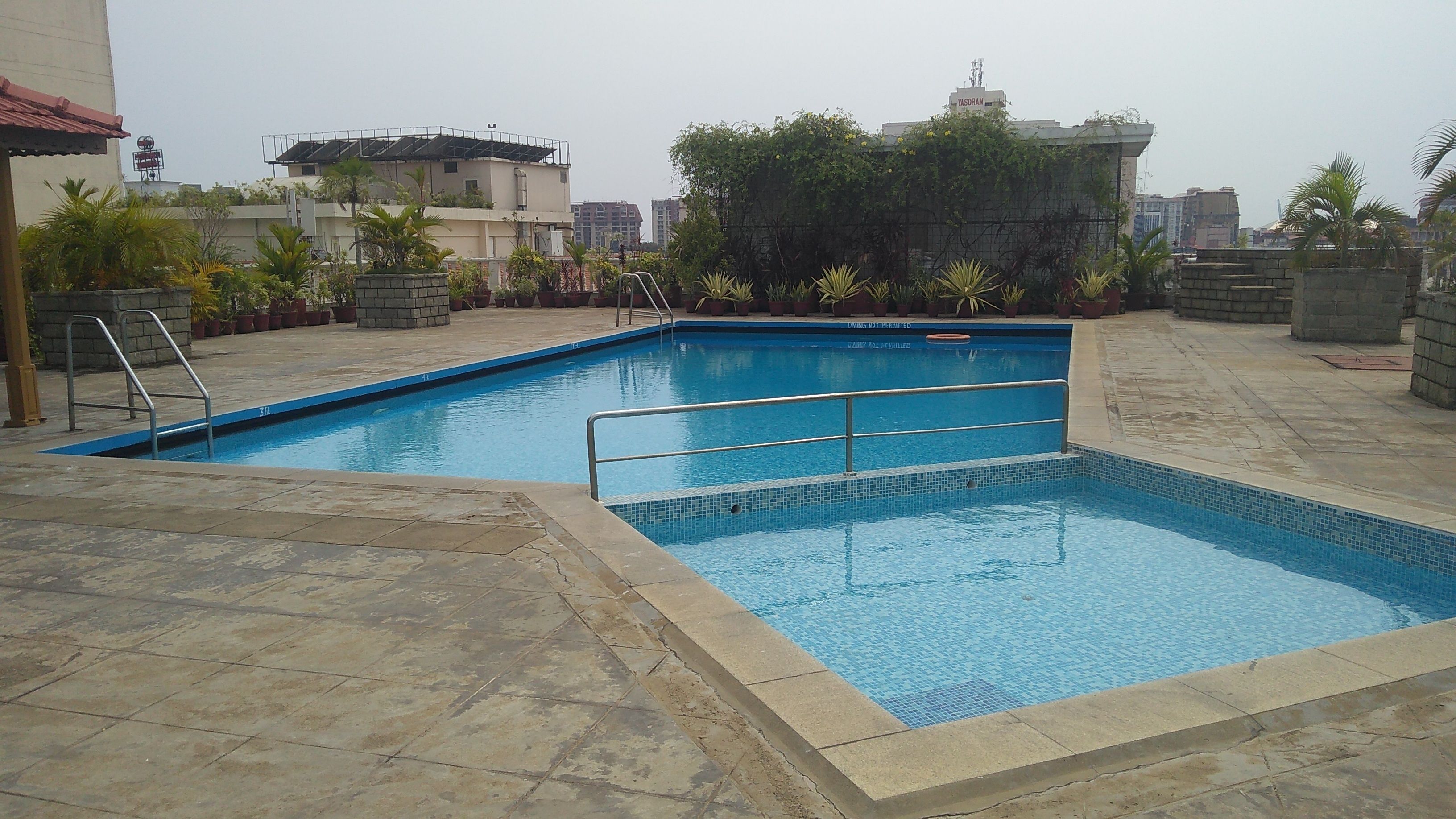 Piscina exterior, espreguiçadeiras 