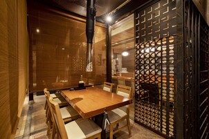 2 restaurantes, com serviço de almoço e jantar; culinária japonesa