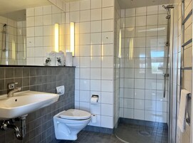 Quarto casal premium | Banheiro | Chuveiro, secador de cabelo, toalhas de banho 