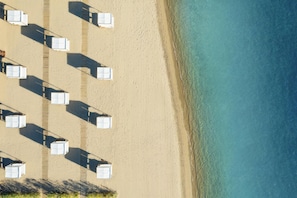 Espreguiçadeiras, guarda-sóis, toalhas de praia 