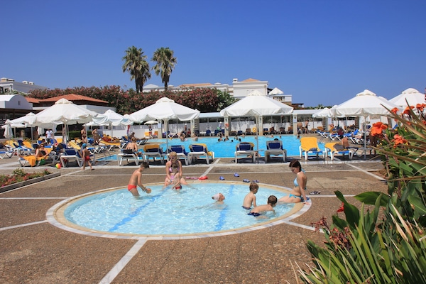 Piscina interior, 2 piscinas exteriores, guarda-sóis, espreguiçadeiras