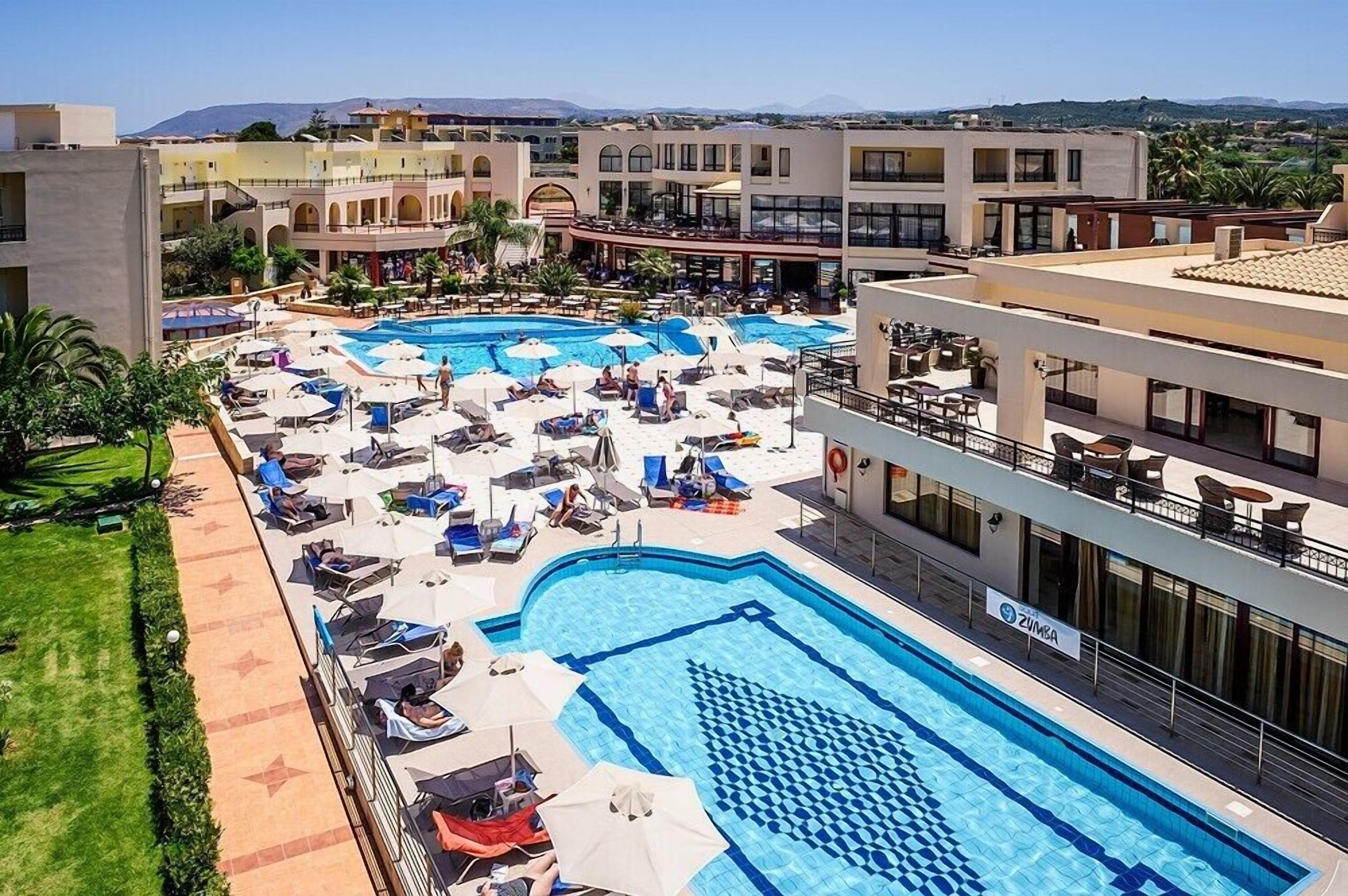 Piscina interna, 2 piscinas externas, guarda-sóis, espreguiçadeiras