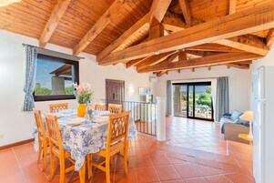 Villa Standard, 2 quartos, acesso à piscina | Sala de estar | Televisor 