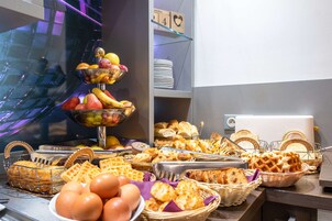 Pequeno-almoço tipo buffet mediante uma taxa nos dias úteis 