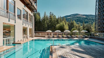 Piscina interior, piscina exterior, guarda-sóis, espreguiçadeiras