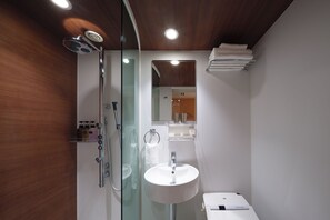 Quarto Twin Superior, não fumadores | Casa de banho | Um polibã, um chuveiro fixo, artigos de higiene pessoal grátis 
