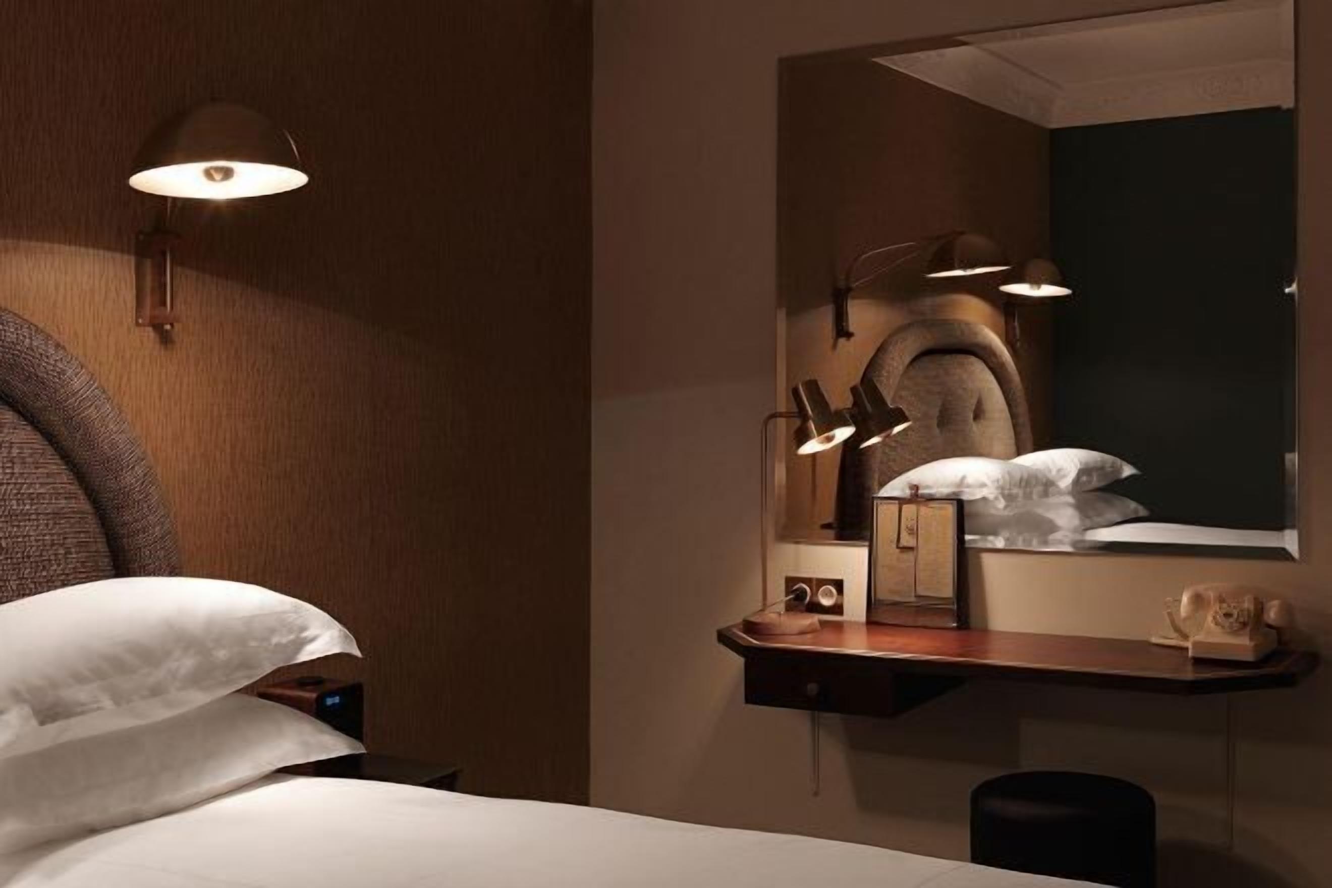 Roupas de cama premium, camas com colchões pillow-top, frigobar