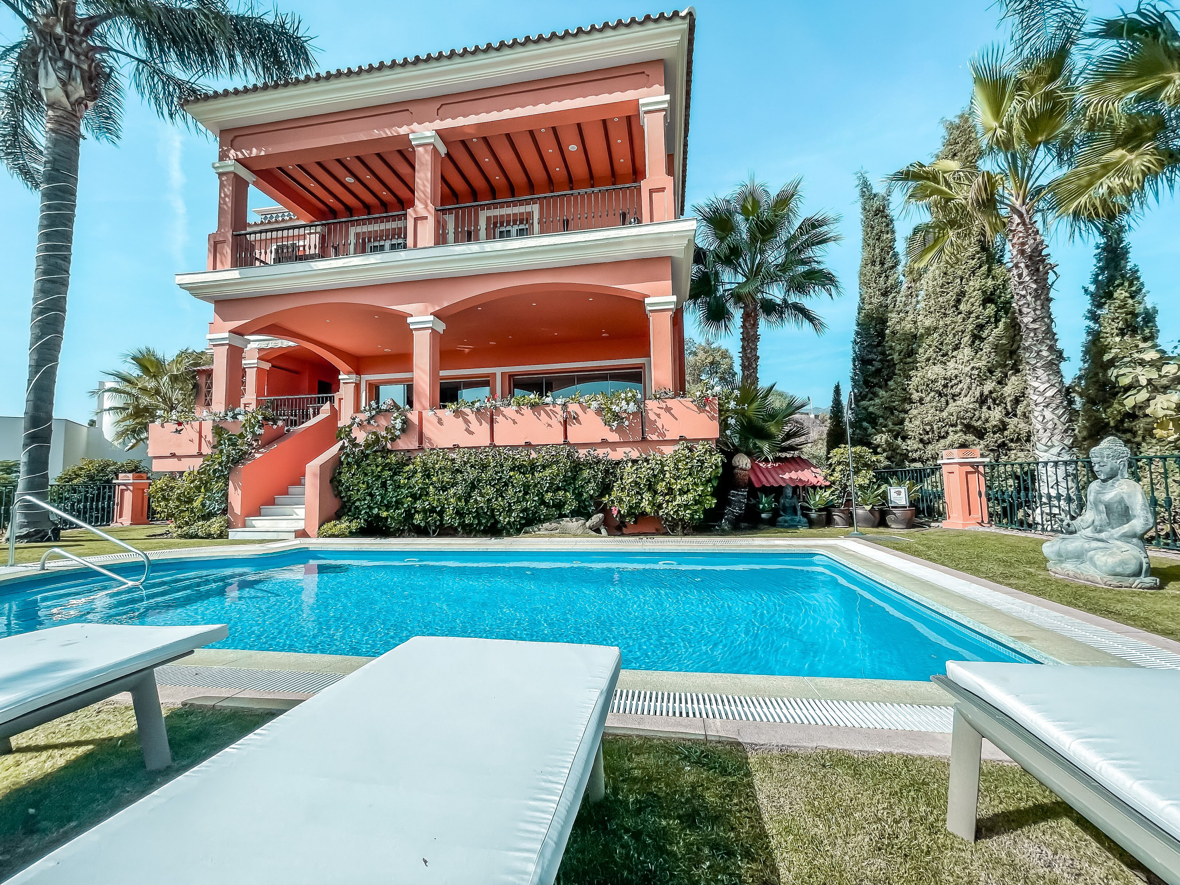 Piscina exterior, guarda-sóis, espreguiçadeiras 