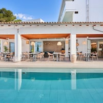 2 piscinas externas, guarda-sóis, espreguiçadeiras