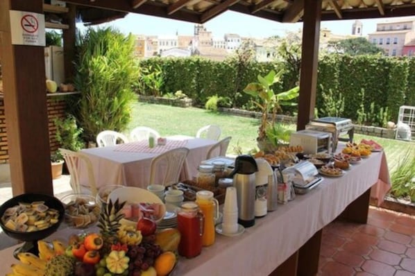Café da manhã com buffet grátis todos os dias