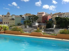 Piscina exterior, guarda-sóis, espreguiçadeiras