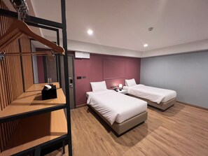 Quarto duplo standard, 2 camas de solteiro | Frigobar, cofres nos quartos, escrivaninha, cortinas blackout