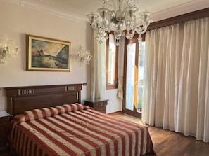 Apartamento panorâmico, 2 quartos, em edifício anexo | Roupas de cama antialérgicas, edredons de pluma, cofres nos quartos