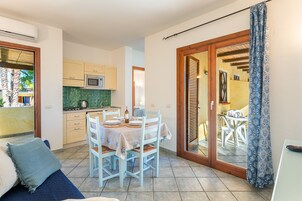 Apartamento, 1 quarto | Cozinha privada | Um frigorífico, um micro-ondas, uma placa de cozinha 