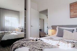 Apartamento, 2 quartos | Secretária, secretária adequada para computadores portáteis 