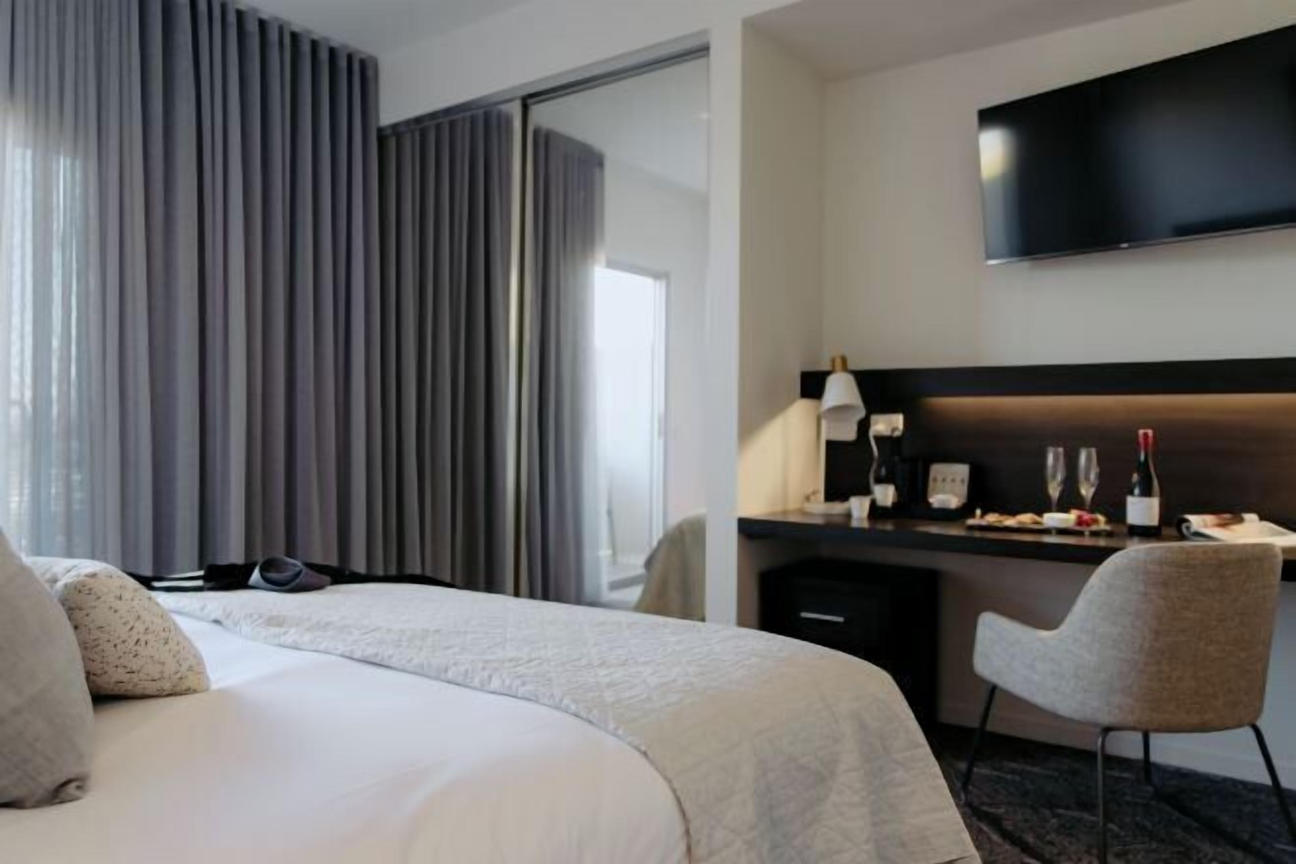 Secretária, secretária adequada para computadores portáteis 