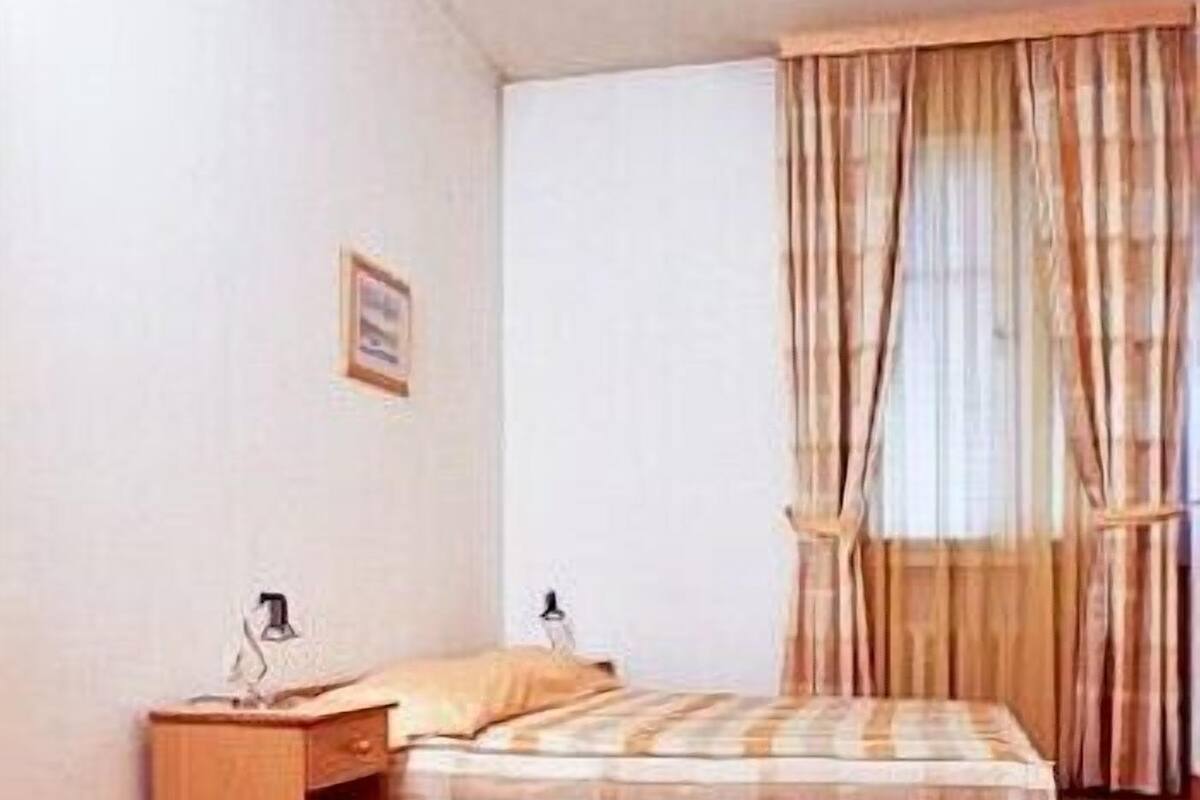 Quarto Família | Escrivaninha, cortinas blackout, Wi-Fi de cortesia