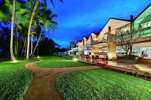 Fachada da propriedade à noite