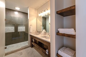 Master Suite California King , only adults | Banheiro | Chuveiro, produtos de toalete grátis, secador de cabelo 