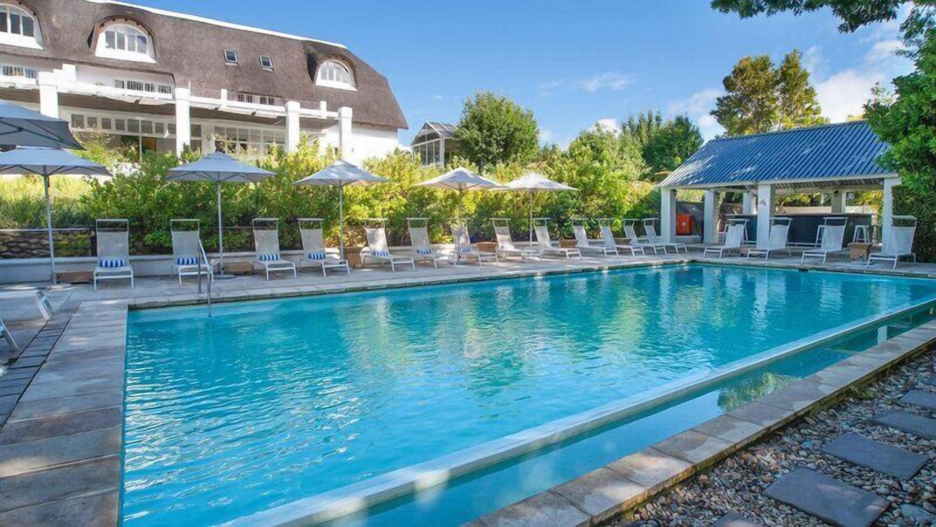 Piscina exterior, guarda-sóis, espreguiçadeiras 
