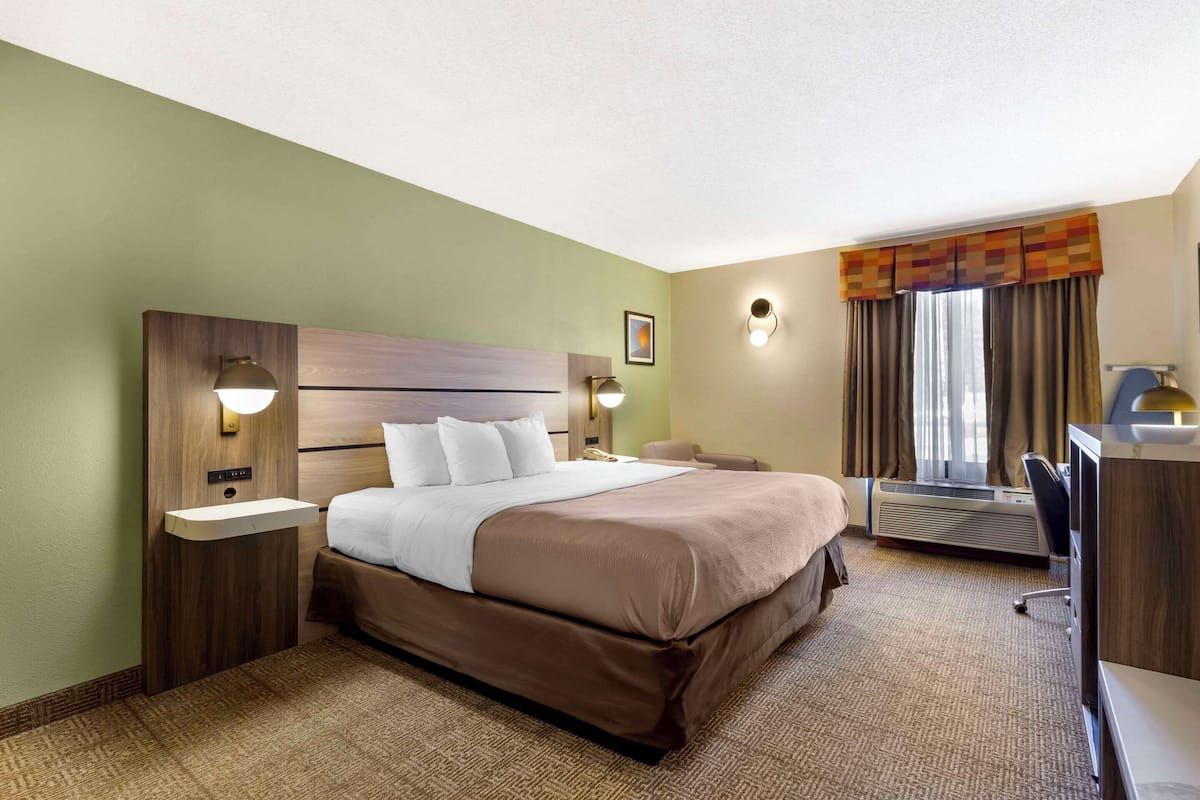Quarto standard, 1 cama King, para não fumantes | 1 quarto, escrivaninha, ferros/tábuas de passar roupa, Wi-Fi de cortesia
