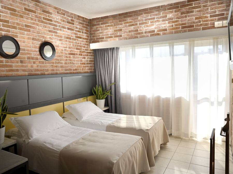 Quarto casal ou duplo | Frigobar, cofres nos quartos, escrivaninha, cortinas blackout