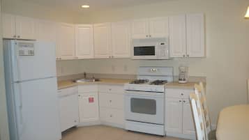 Apartamento Familiar em Condomínio Fechado, 3 quartos, cozinha, vista para o oceano | Cozinha privada | Um micro-ondas, uma cafeteira/bule, utensílios de cozinha