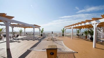 Terraço com espreguiçadeiras
