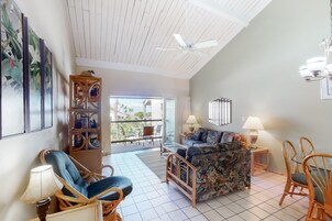 Suíte, 2 quartos | Sala de estar | TV, DVD player