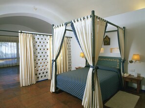 Frigobar, cofres nos quartos, escrivaninha, Wi-Fi de cortesia