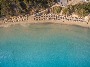 Perto da praia, espreguiçadeiras, guarda-sóis de praia 